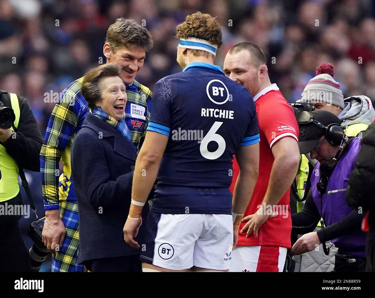 The Princess Royal hands over the match ball to Scotland’s Jamie ...