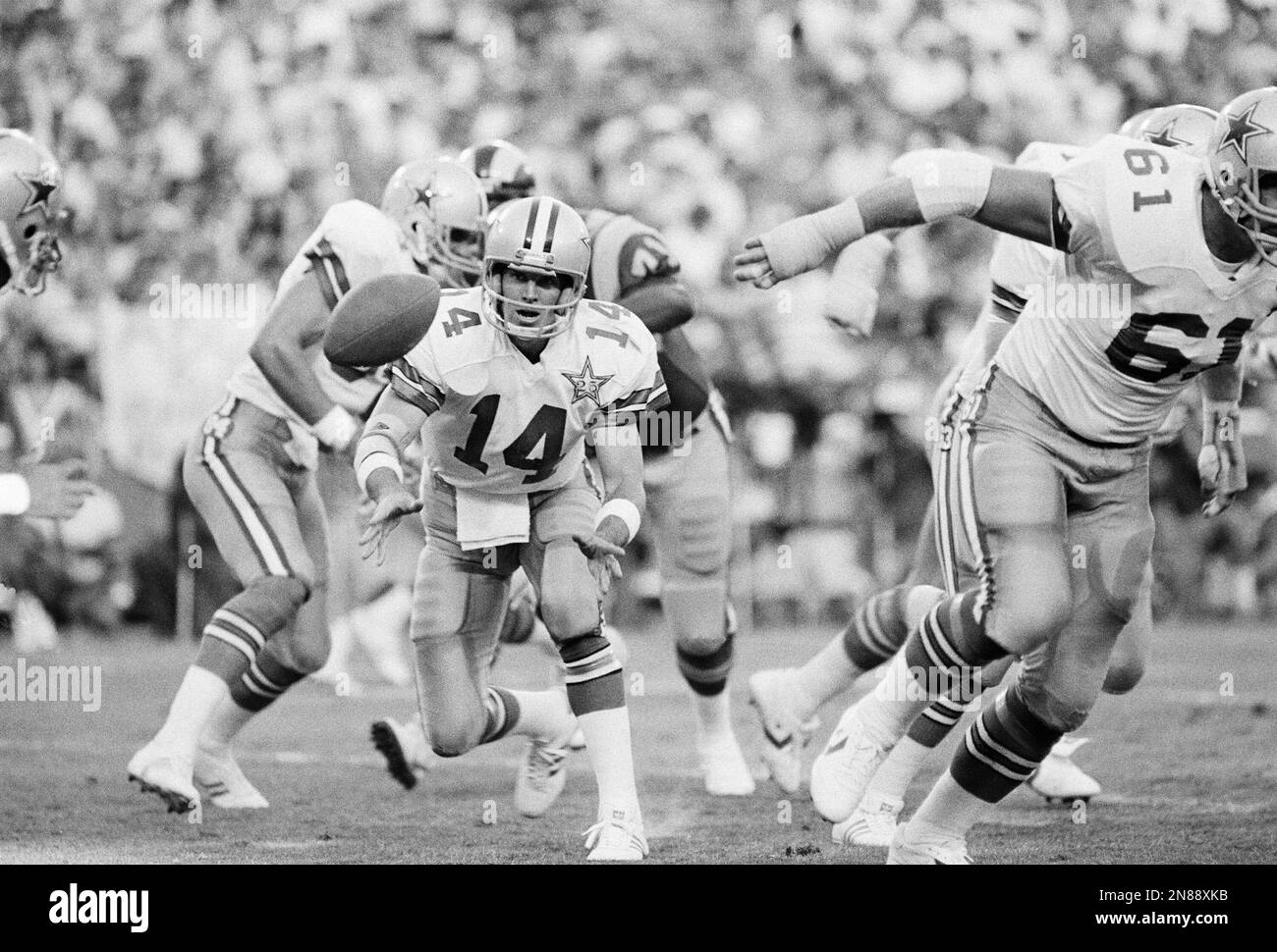 Dallas Cowboys quarterback Gary Hogeboom (14) pitches the ball out to ...
