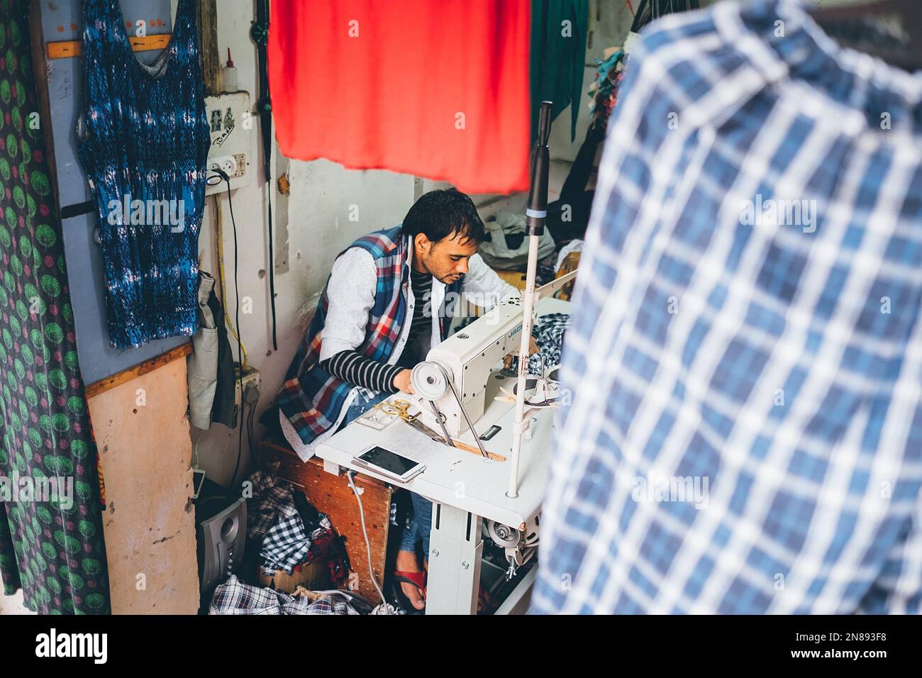 Indian man old sewing machine hi-res stock photography and images - Alamy