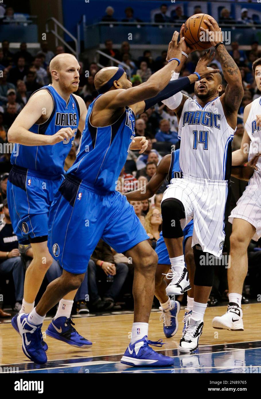 Orlando Magic's Jameer Nelson (14) shoots under pressure from Dallas ...