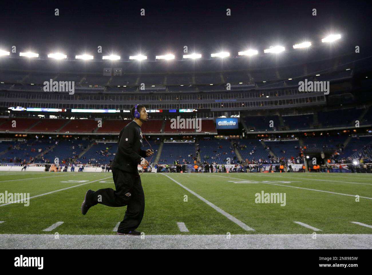 Baltimore Ravens cornerback Asa Jackson warms up before the NFL ...