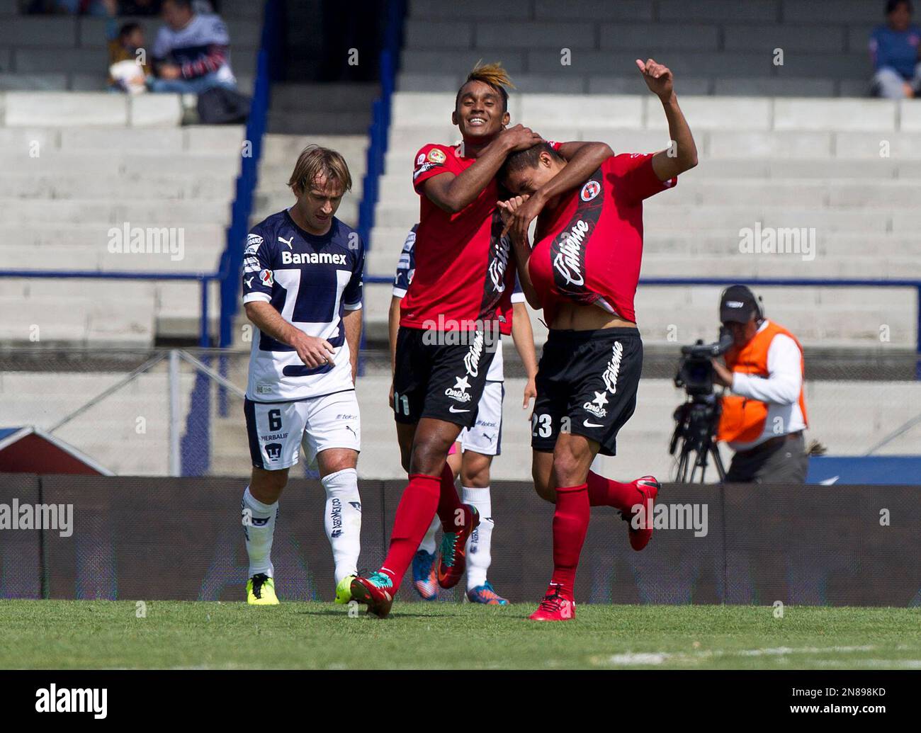 Tijuana´s Richard Ruiz, right, celebrates with teammate Fidel Martinez ...