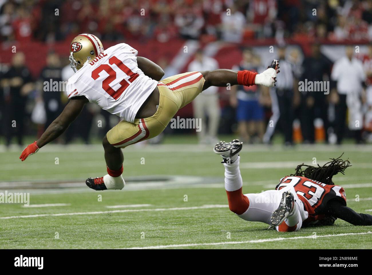 San Francisco 49ers' Frank Gore gets past Atlanta Falcons' Dunta ...
