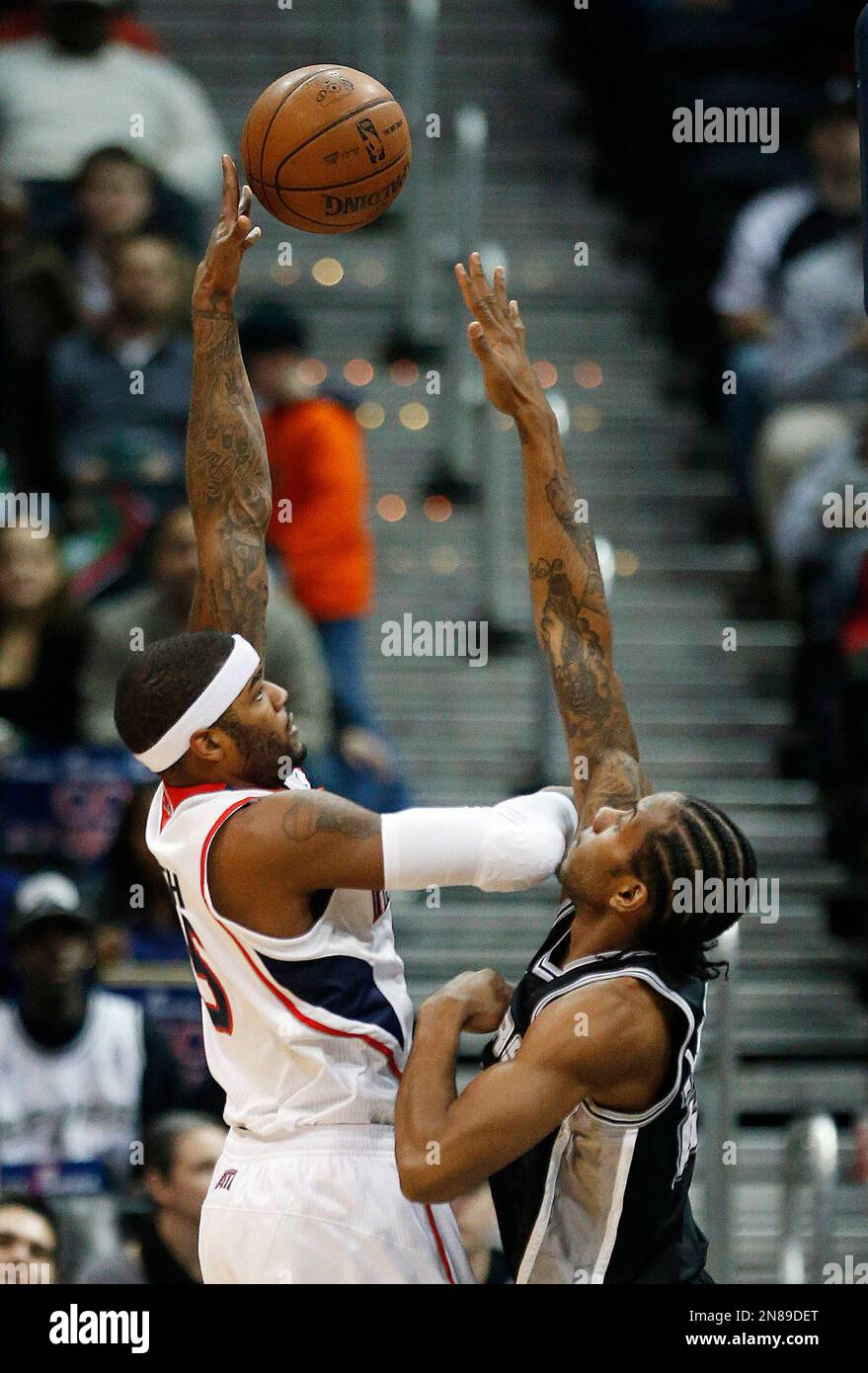 Atlanta Hawks small forward Josh Smith (5) shoots against San Antonio ...