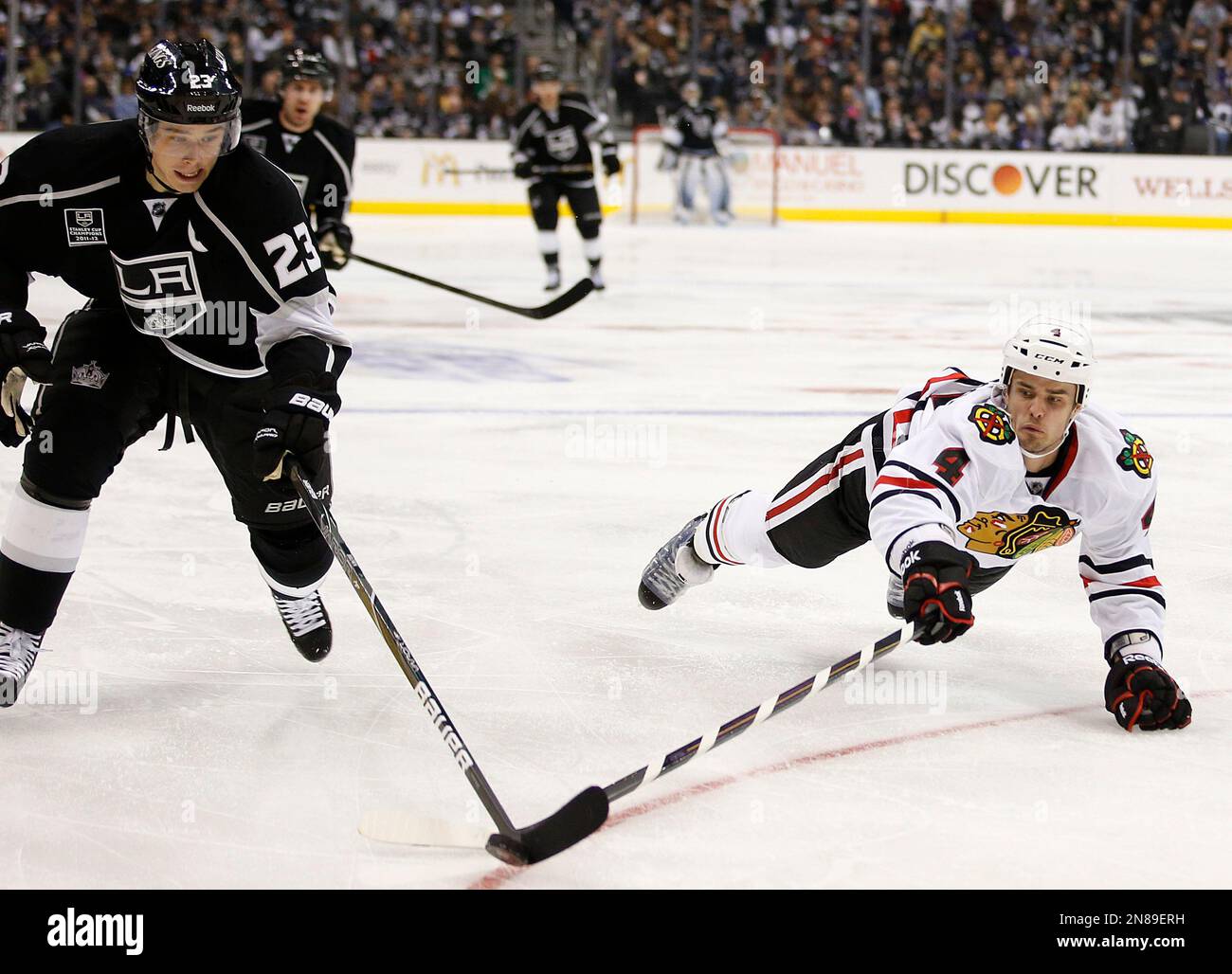 Los Angeles Kings' Dustin Brown, left, and Chicago Blackhawks' Niklas ...
