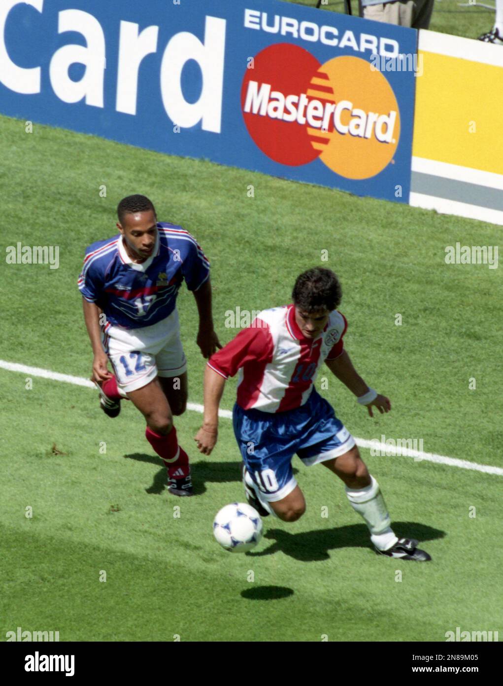 France's forward Thierry Henry challenges Paraguay's Roberto Acuna ...