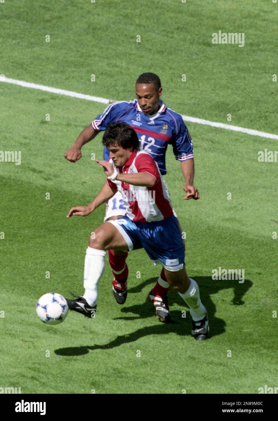 France's forward Thierry Henry challenges Paraguay's Roberto Acuna ...