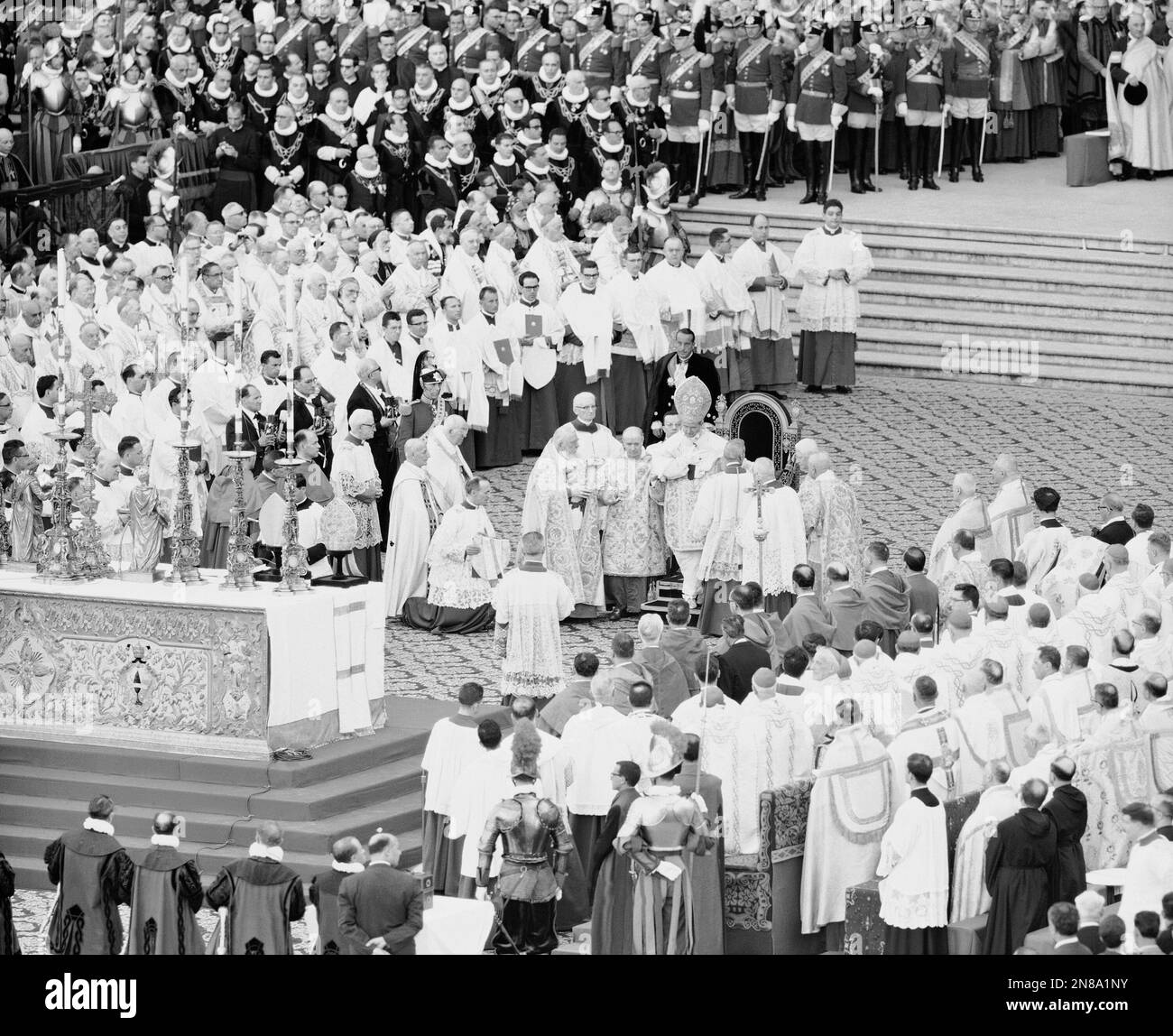Pope Paul VI descends from his portable throne in area outside St ...