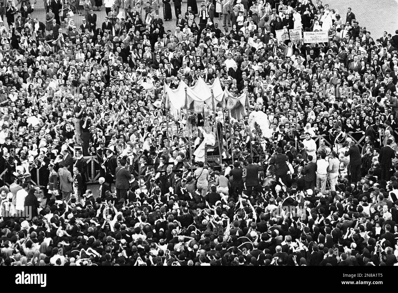 Overhead view in St. Peter's Square in Vatican City shows a crowd ...
