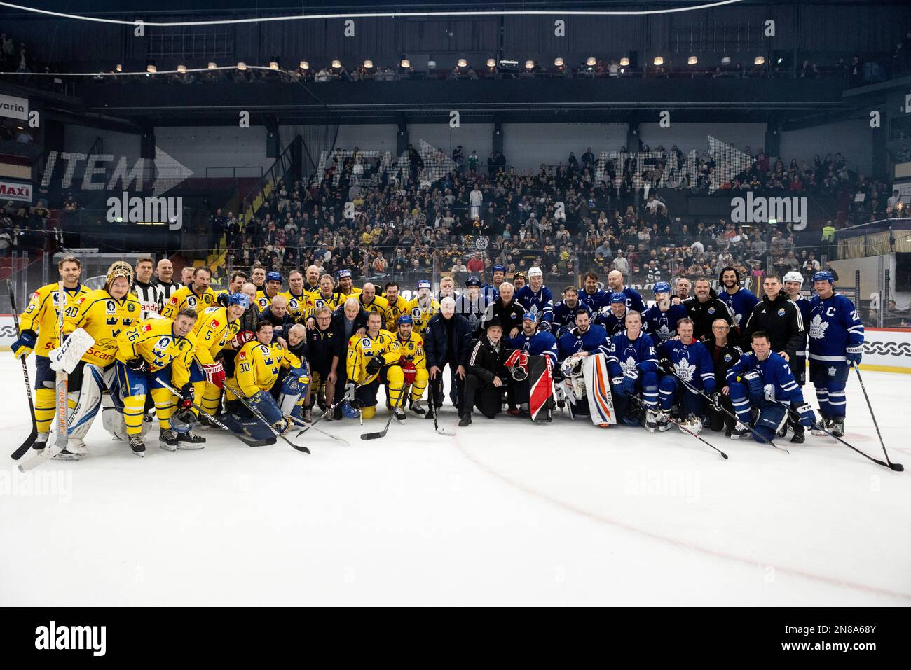The veteran teams Tre Kronor Legends (Sweden) and Toronto Maple Leafs ...