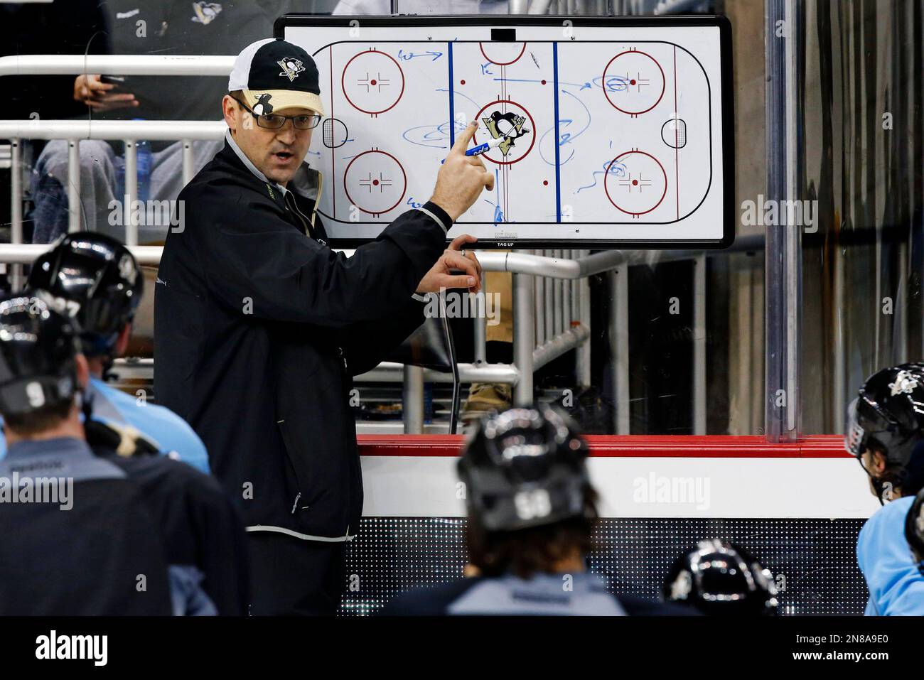 Pittsburgh Penguins head coach Dan Bylsma outlines a drill during an ...
