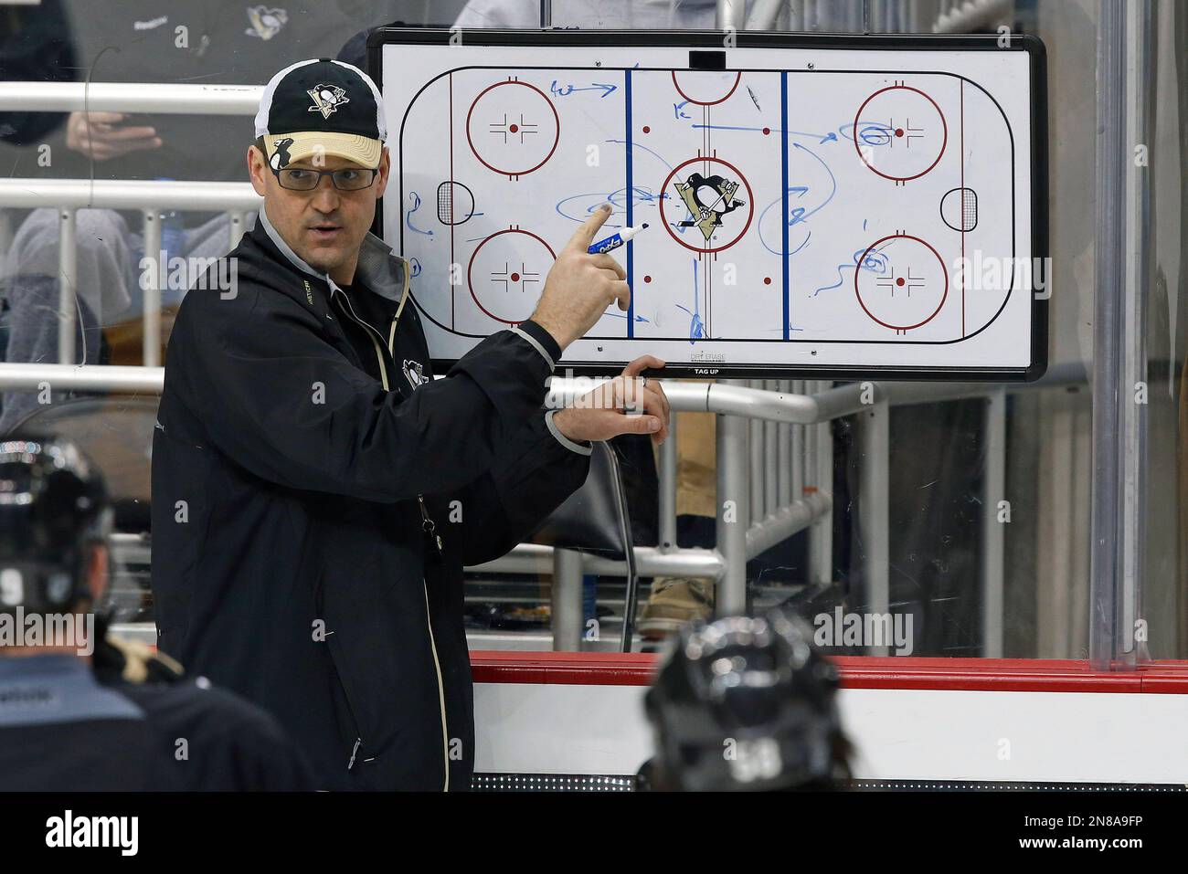 Pittsburgh Penguins head coach Dan Bylsma outlines a drill during an ...