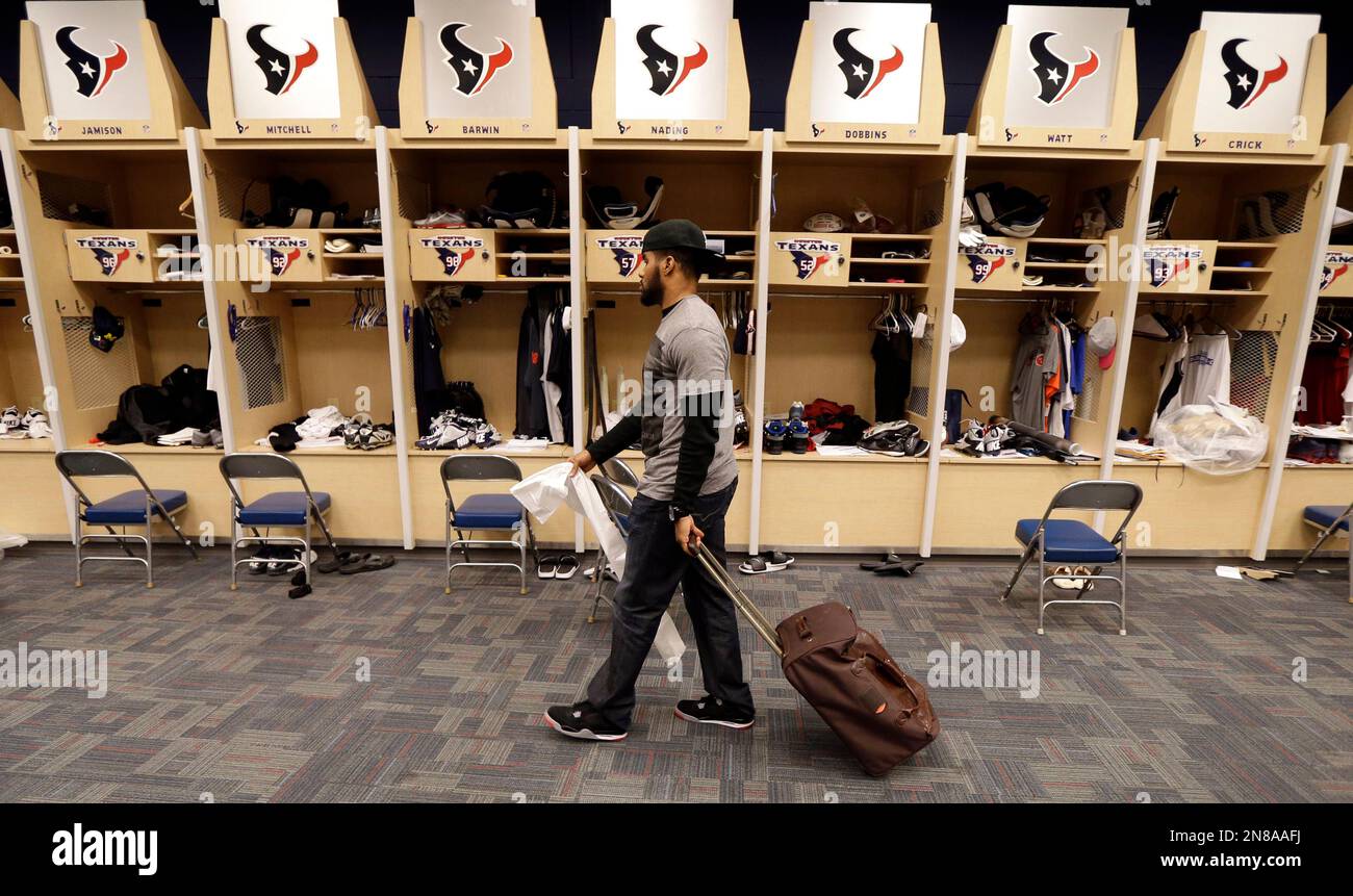 Houston Texans' Quintin Demps rolls his suitcase through the team ...