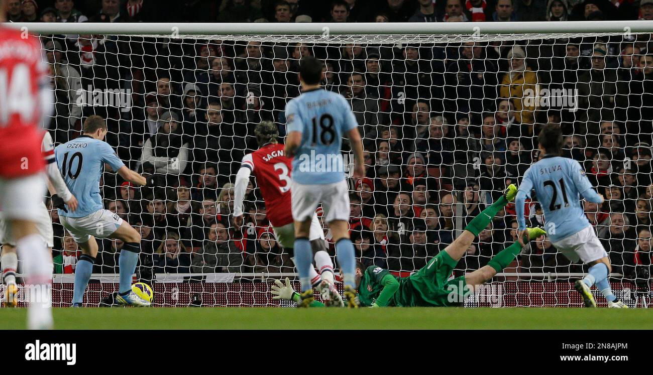 Manchester City's Edin Dzeko, left, scores his sides 2nd goal during ...
