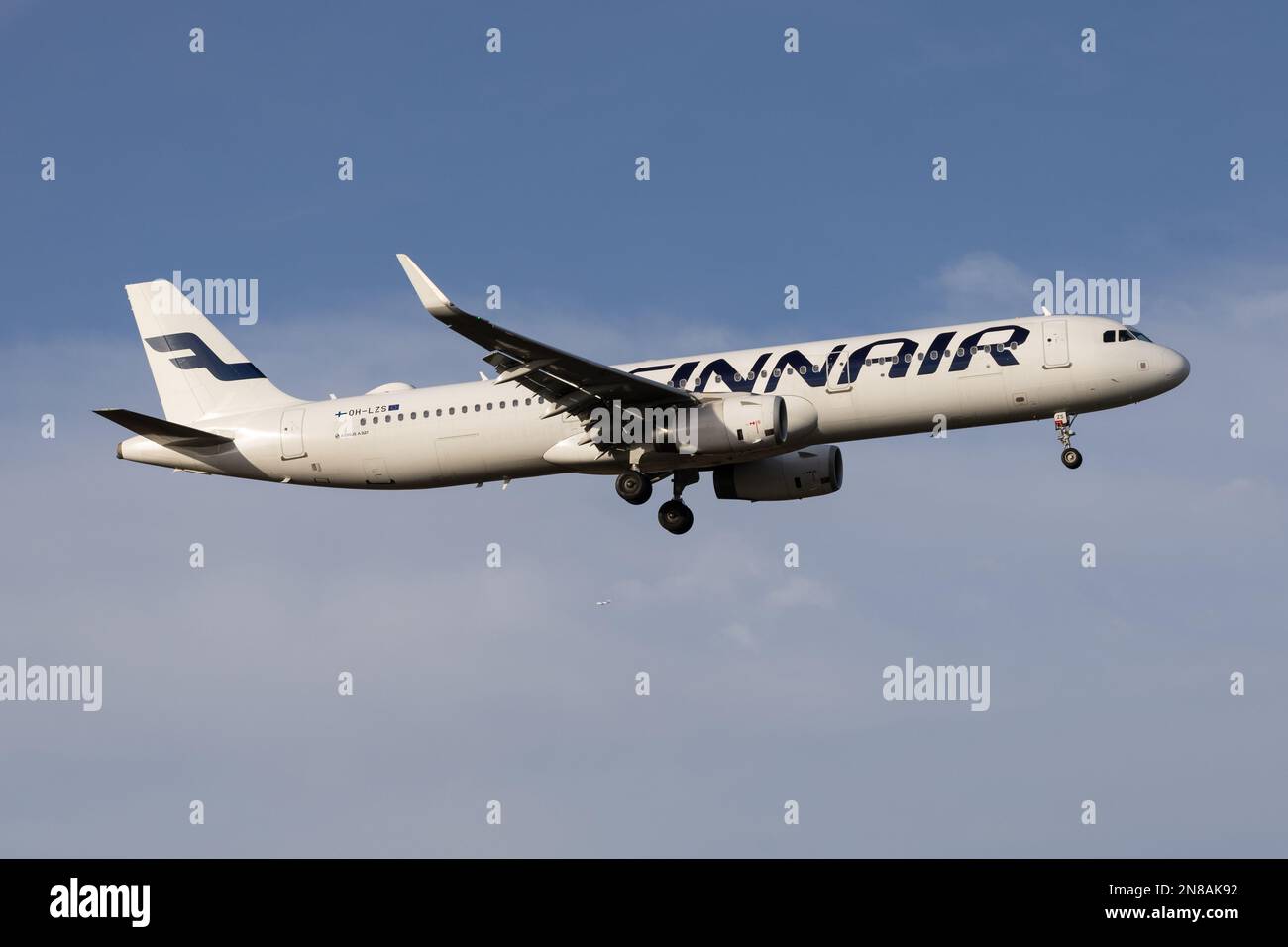 Airbus a321 lands hi-res stock photography and images - Alamy