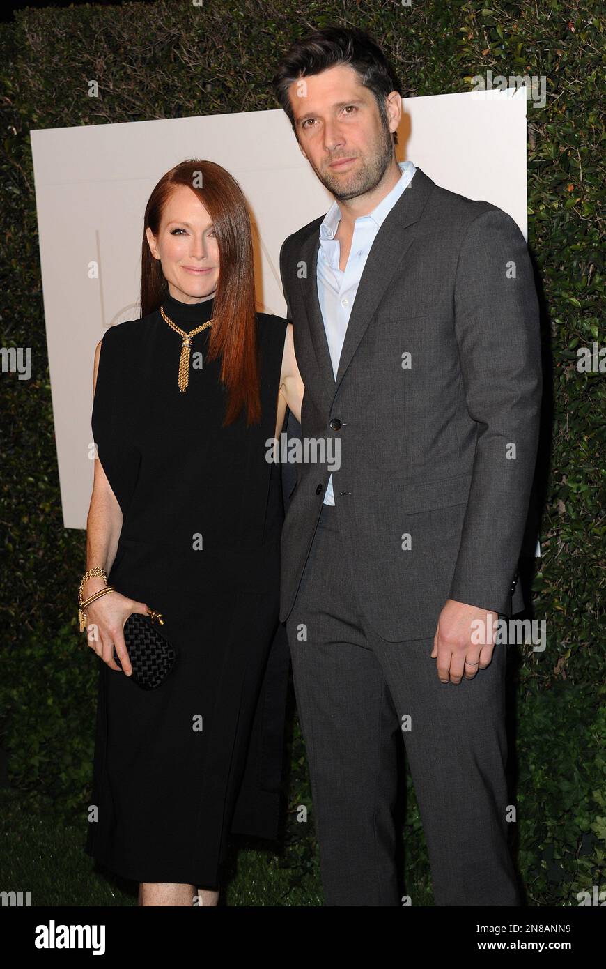 Bart Freundlich, right, and Julianne Moore arrive at the World Gold ...