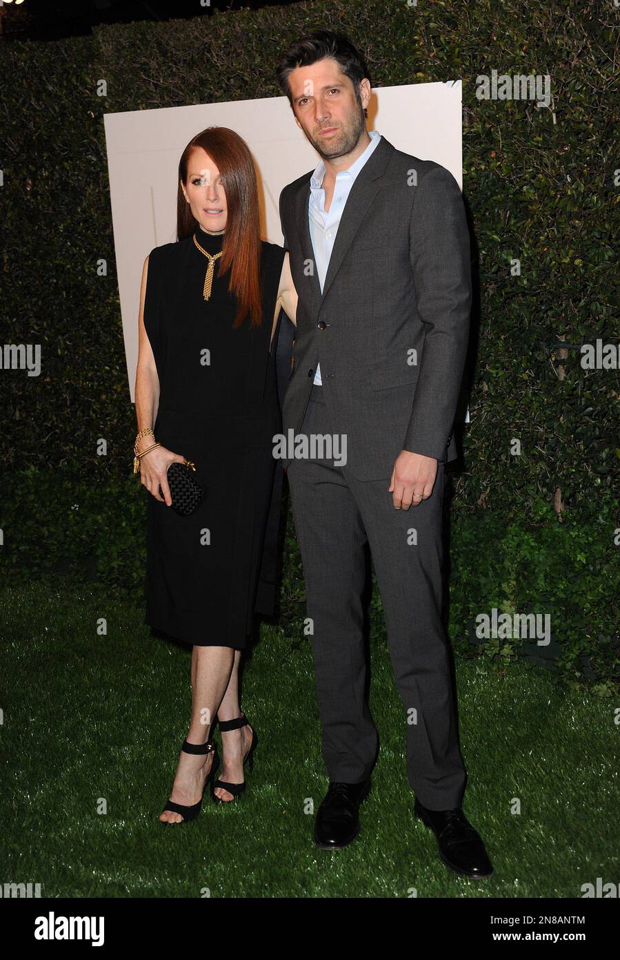 Bart Freundlich, right, and Julianne Moore arrive at the World Gold ...