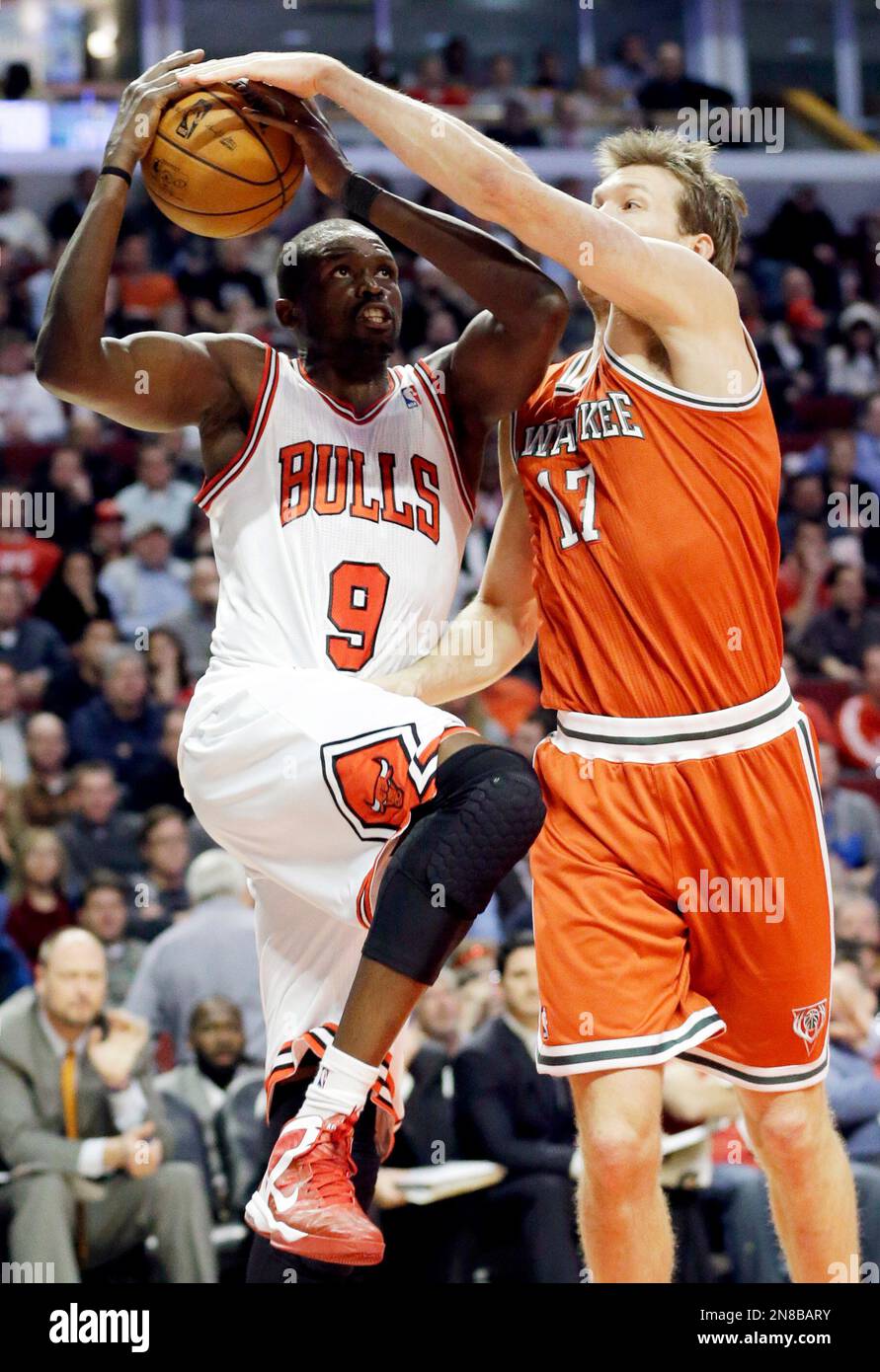 Milwaukee Bucks forward Mike Dunleavy, right, blocks Chicago Bulls ...
