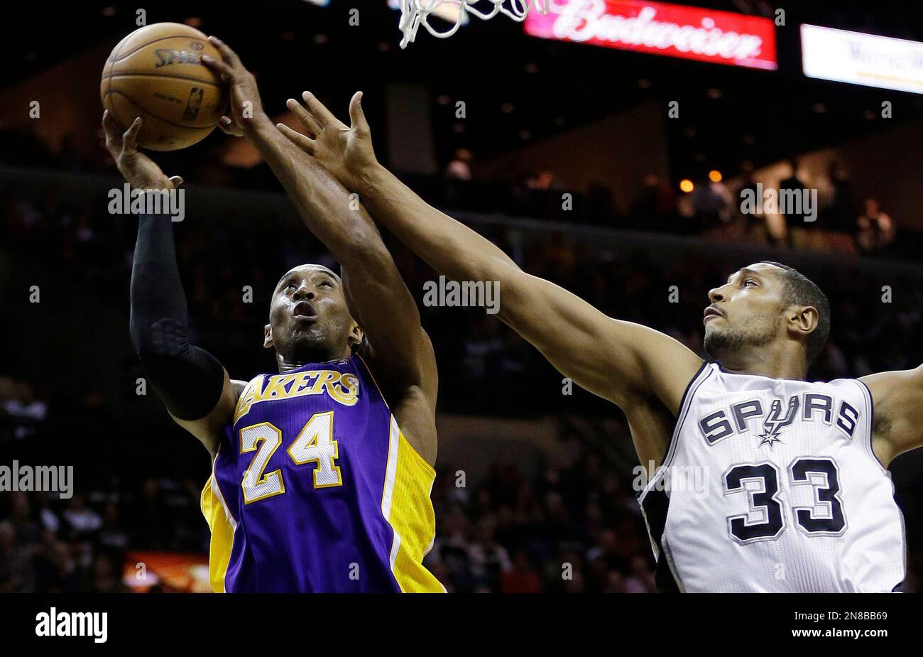 Los Angeles Lakers' Kobe Bryant (24) pulls down a rebound in front of ...