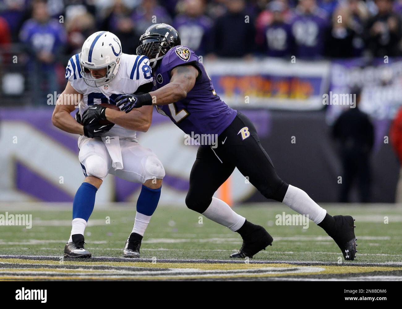 Baltimore Ravens inside linebacker Ray Lewis, right, defends against ...