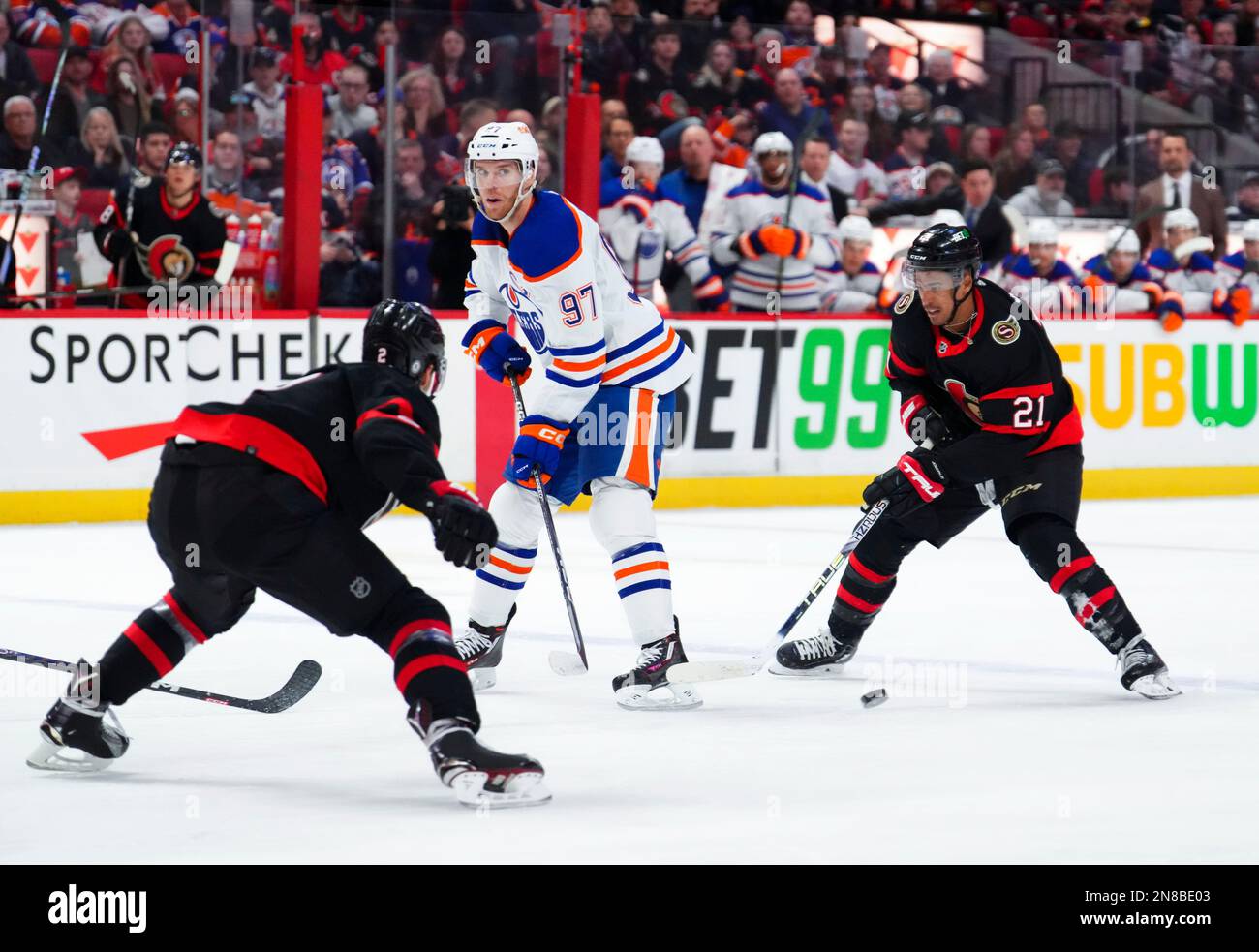 Edmonton Oilers center Connor McDavid (97) makes a pass between Ottawa ...