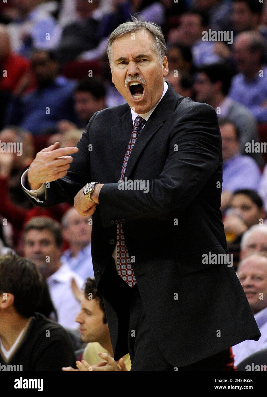 Los Angeles Lakers coach Mike D'Antoni disagrees with a referees call ...