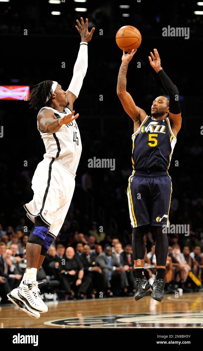 Utah Jazz point guard Mo Williams (5) shoots over Brooklyn Nets small ...