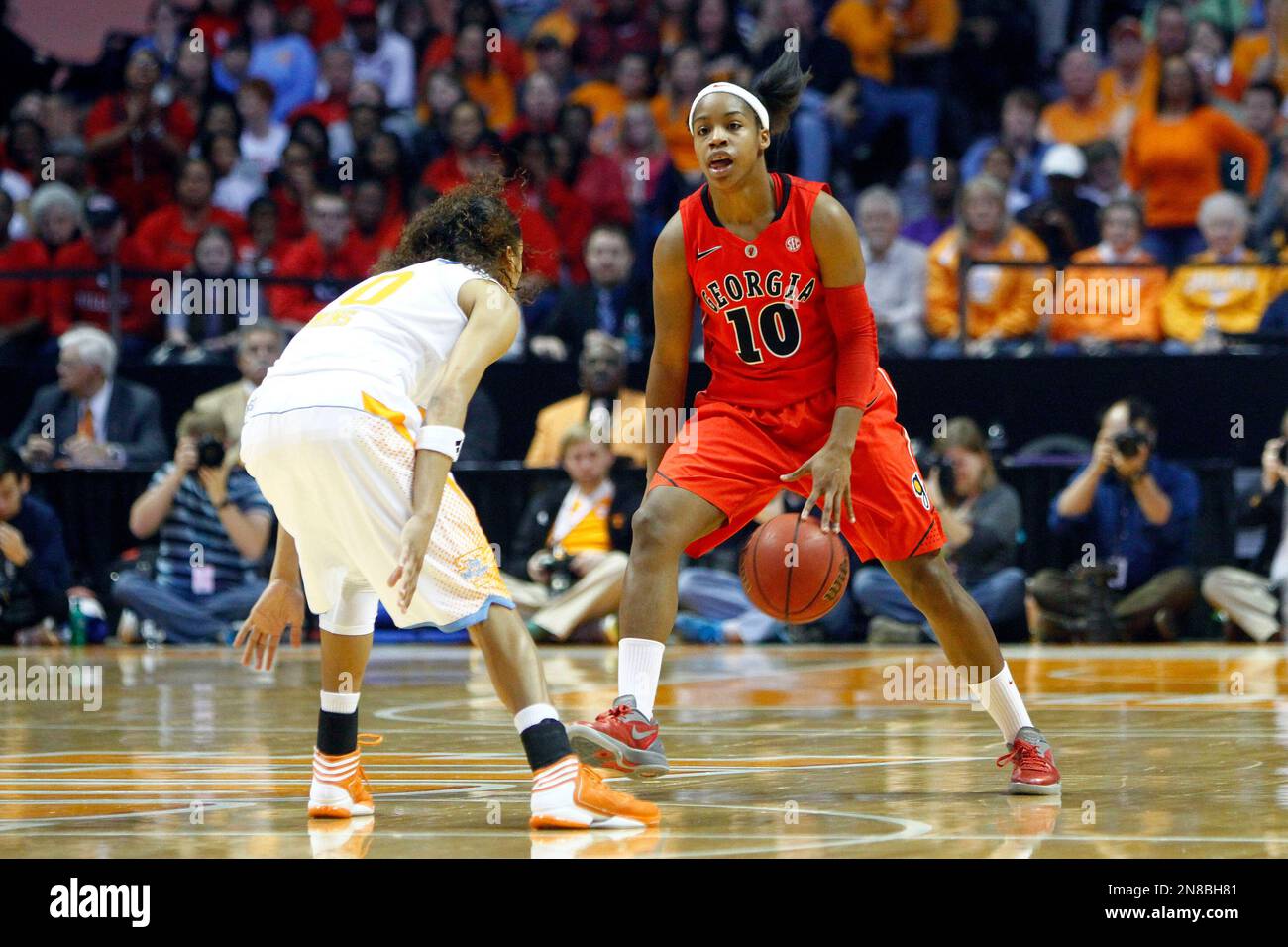 Georgia guard Jasmine James (10) works against Tennessee guard Meighan ...