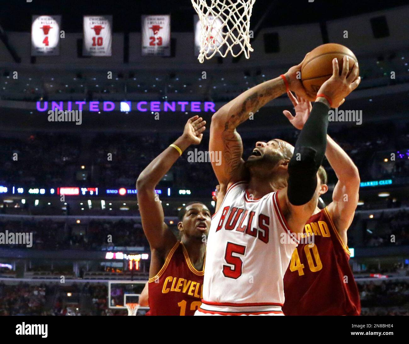 Chicago Bulls forward Carlos Boozer (5) shoots between Cleveland ...