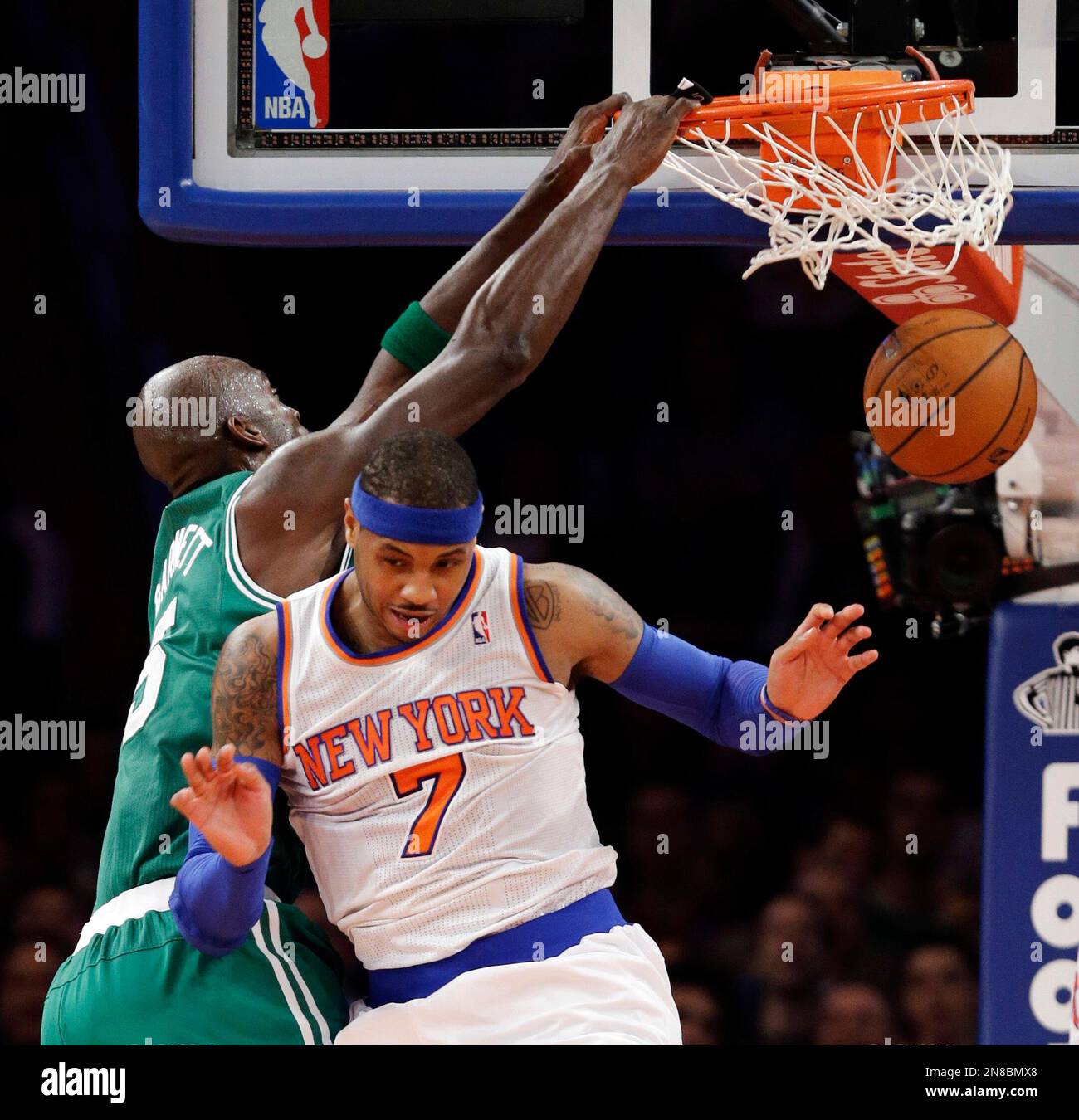 Boston Celtics forward Kevin Garnett (5) dunks against New York Knicks ...