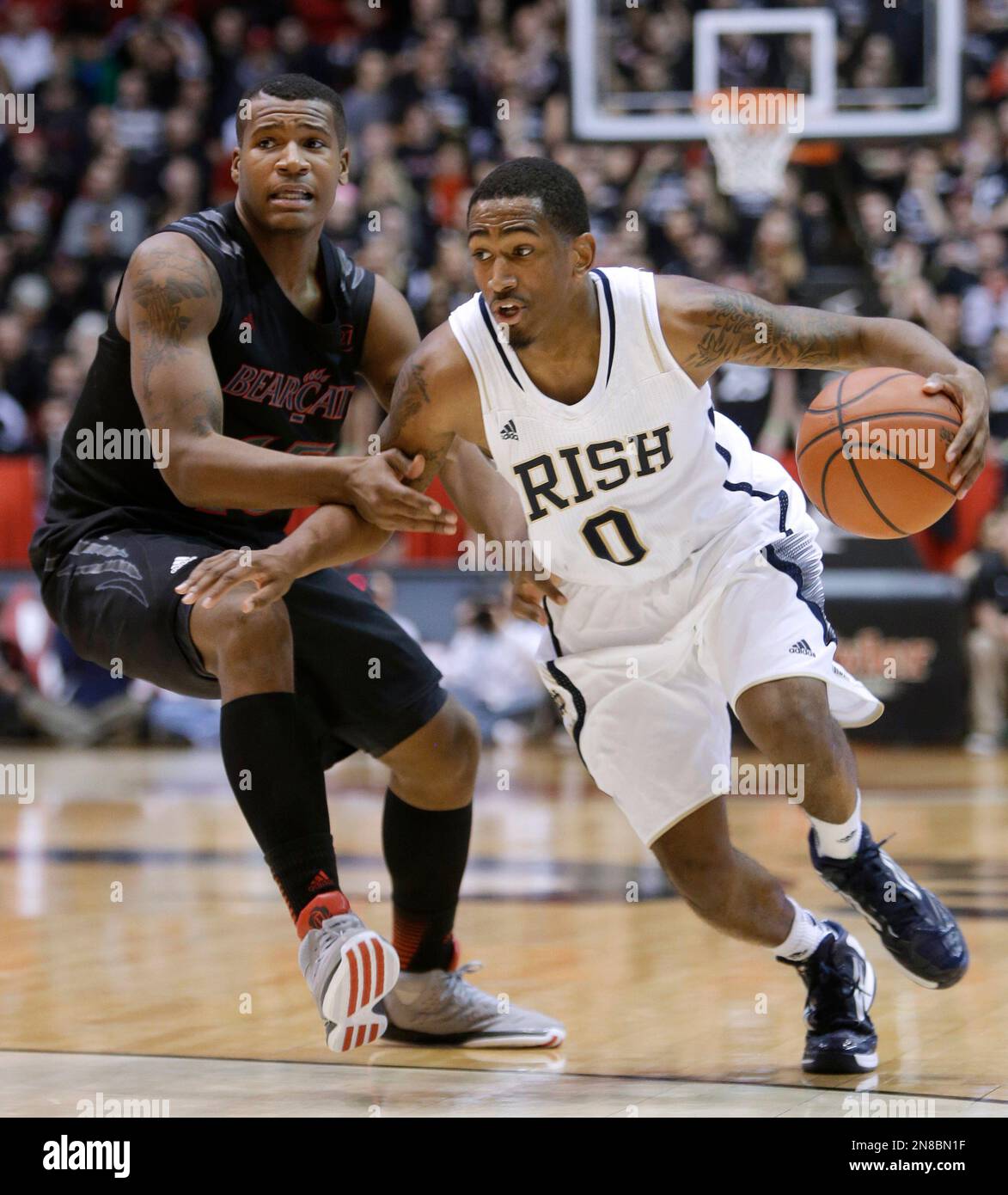 Notre Dame guard Eric Atkins (0) drives past Cincinnati forward ...