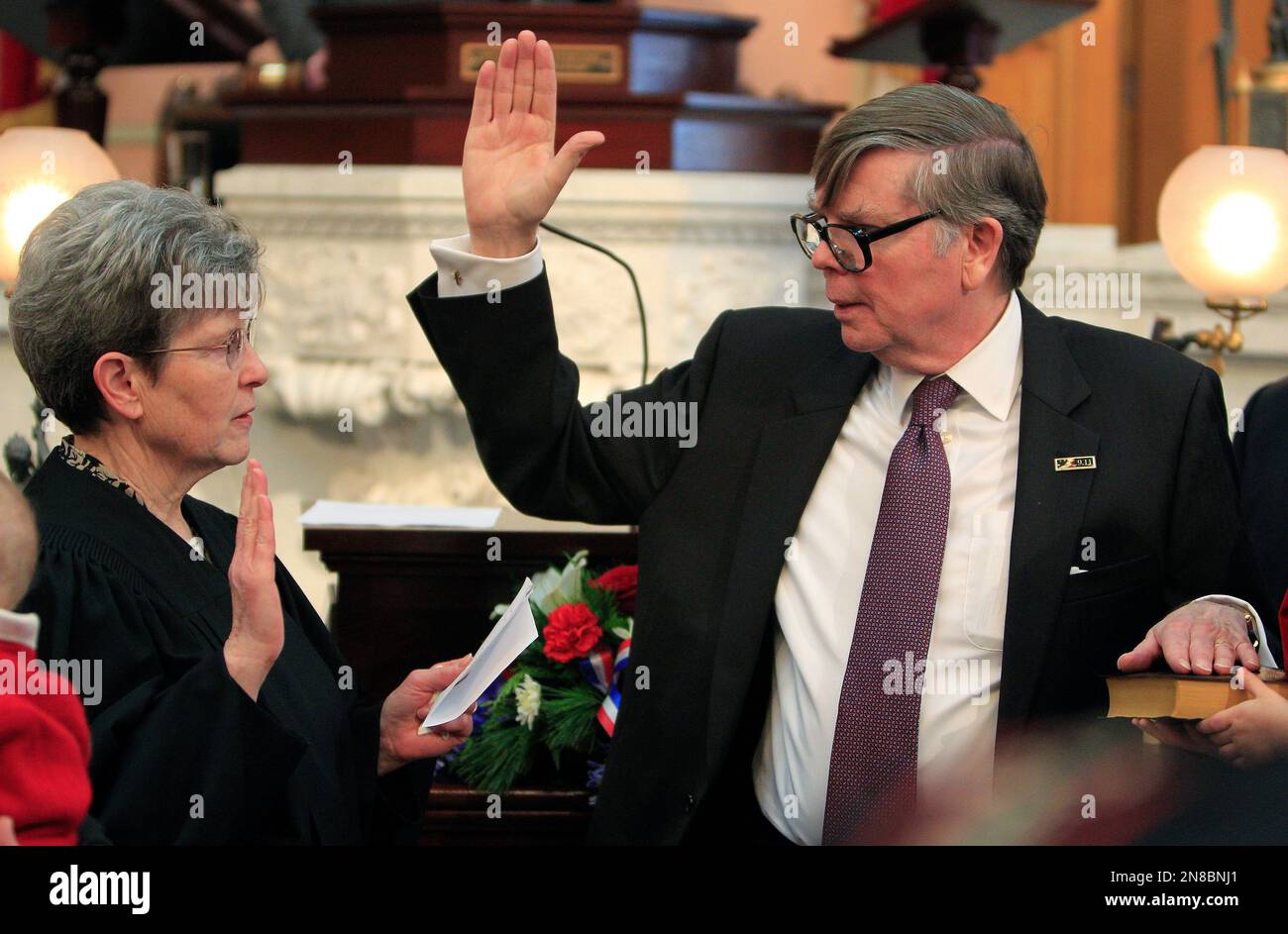 Ohio Speaker of the House William Batchelder, R-Medina, right, is sworn ...