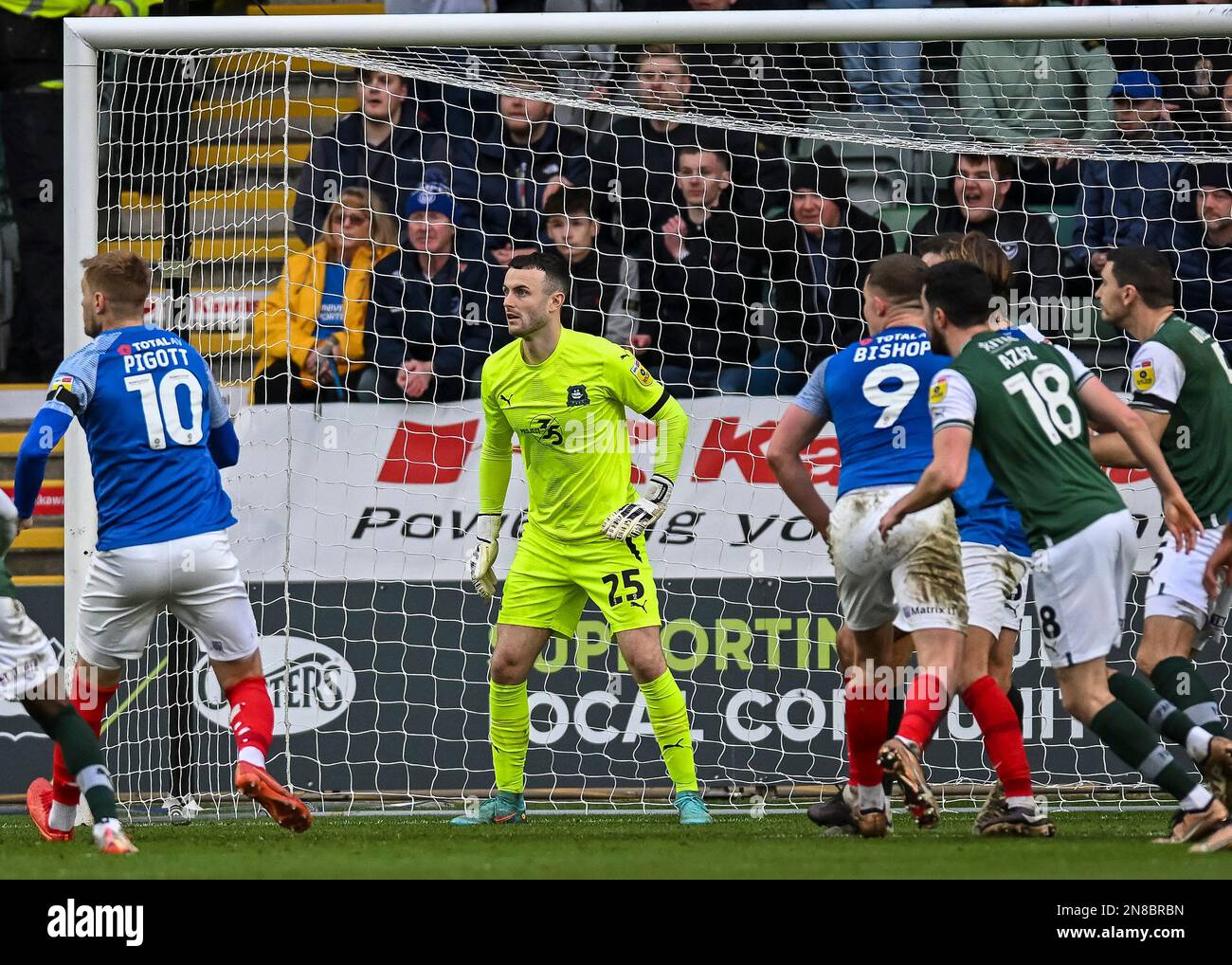 Goalkeeper callum burton hi-res stock photography and images - Alamy