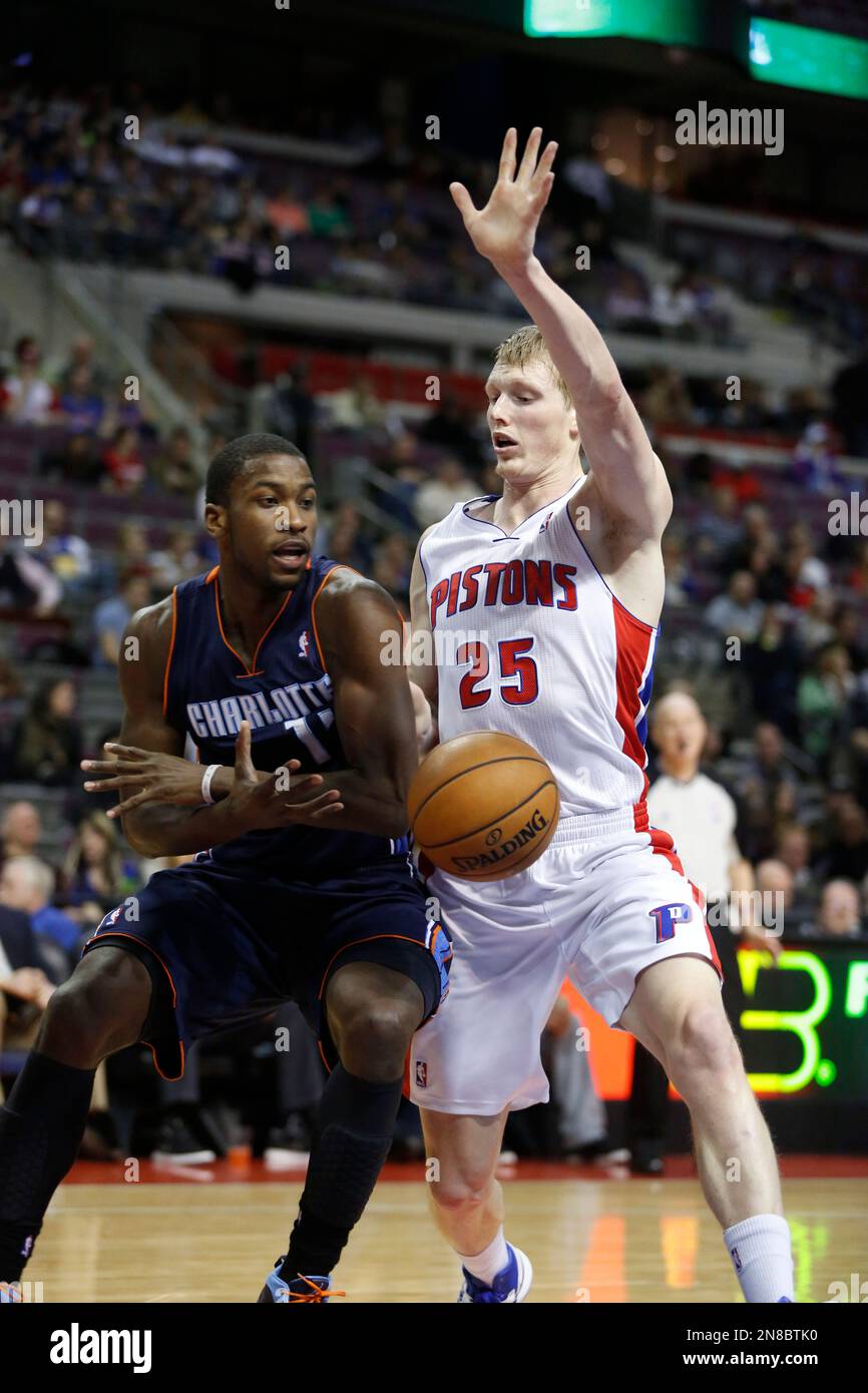Charlotte Bobcats forward Michael Kidd-Gilchrist (14) passes off ...