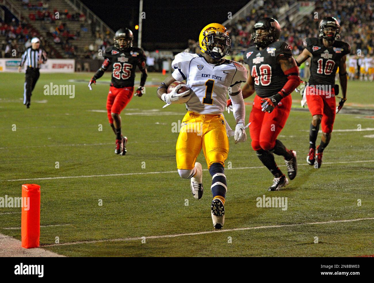 Kent State running back Dri Archer (1) crosses the goal line to score ...