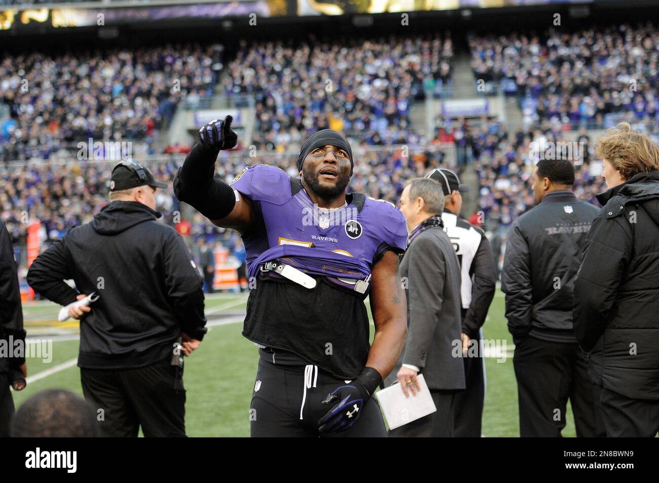 Baltimore Ravens inside linebacker Ray Lewis (52) waves to the crowd ...