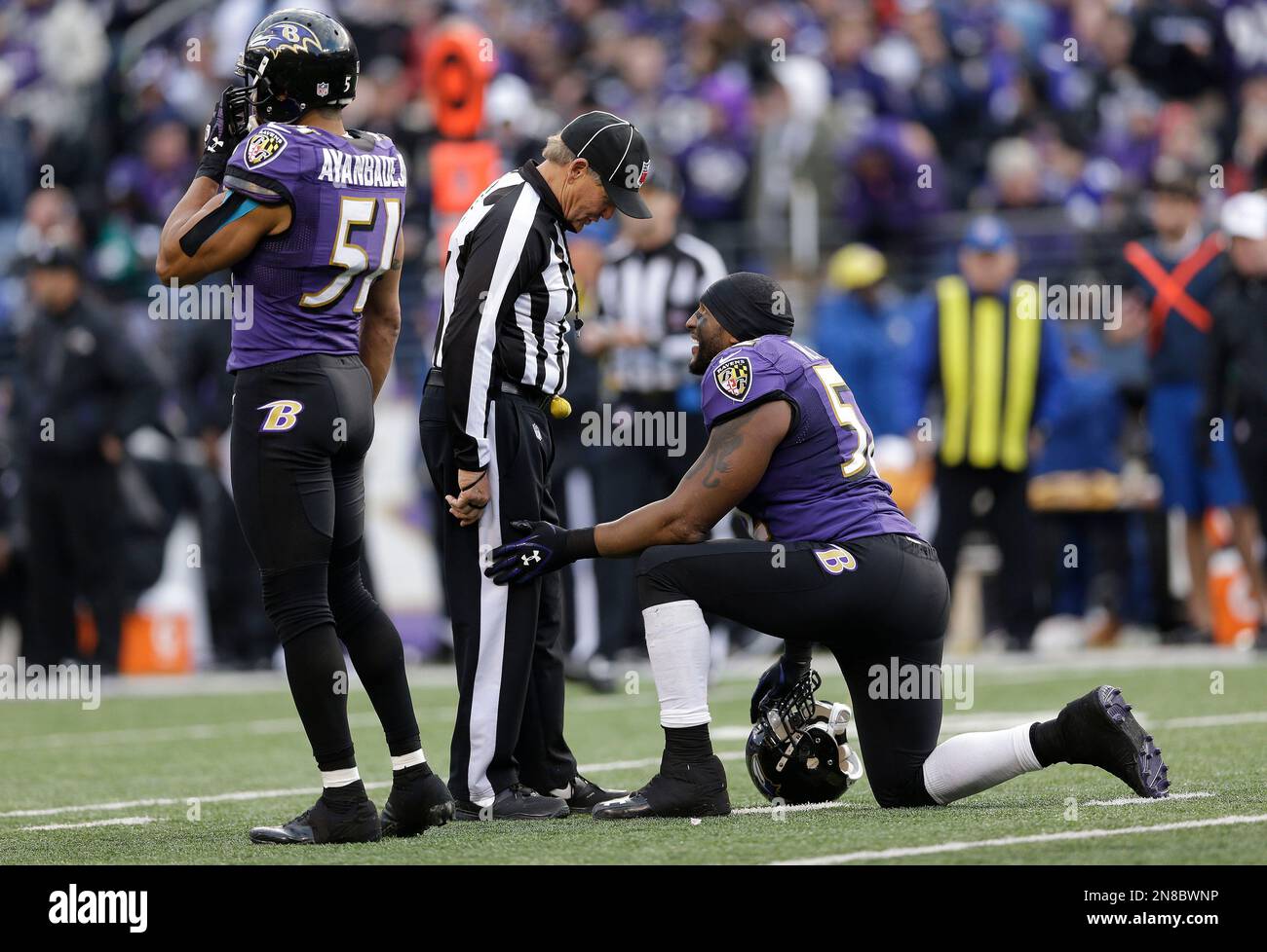 Baltimore Ravens inside linebacker Ray Lewis (52) speaks to an official ...