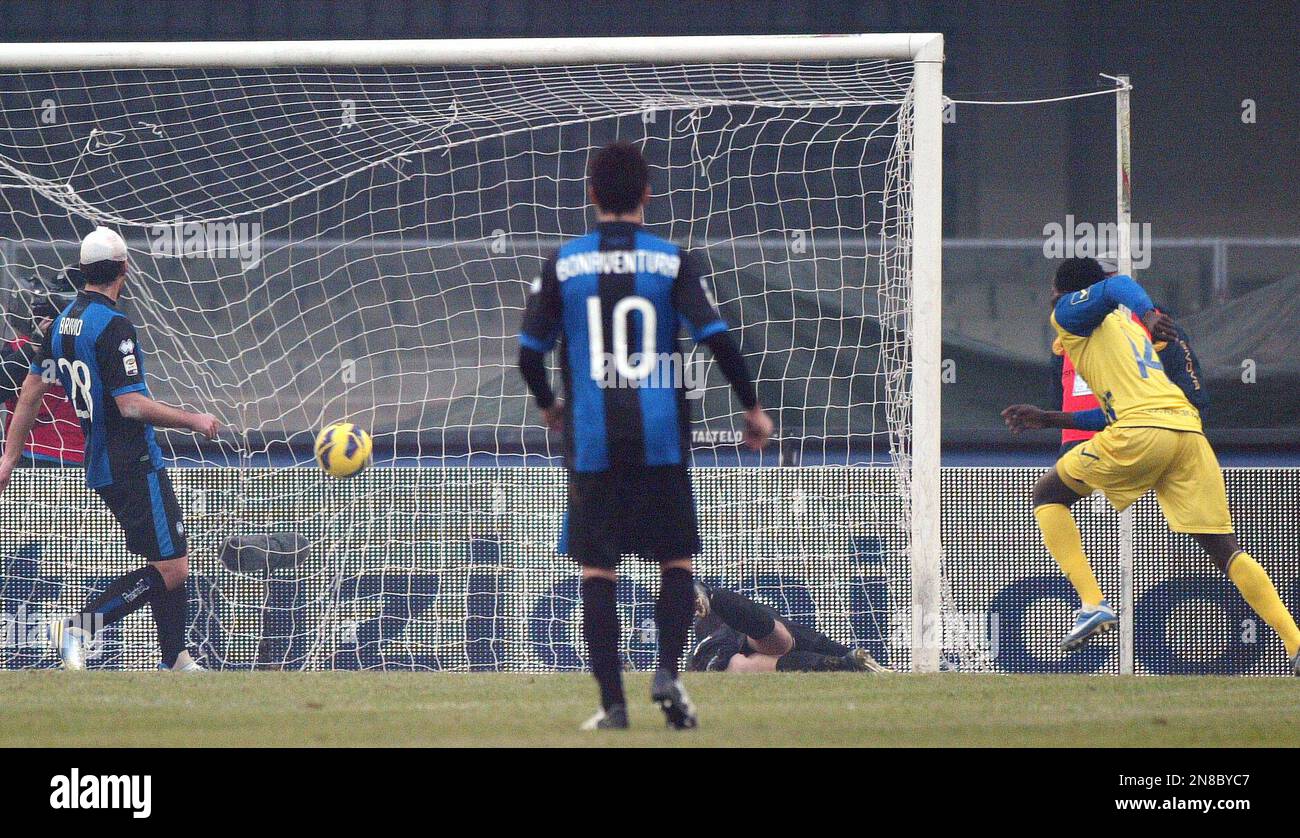 Chievo's Isaac Cofie, right, of Ghana, scores during a Serie A soccer ...