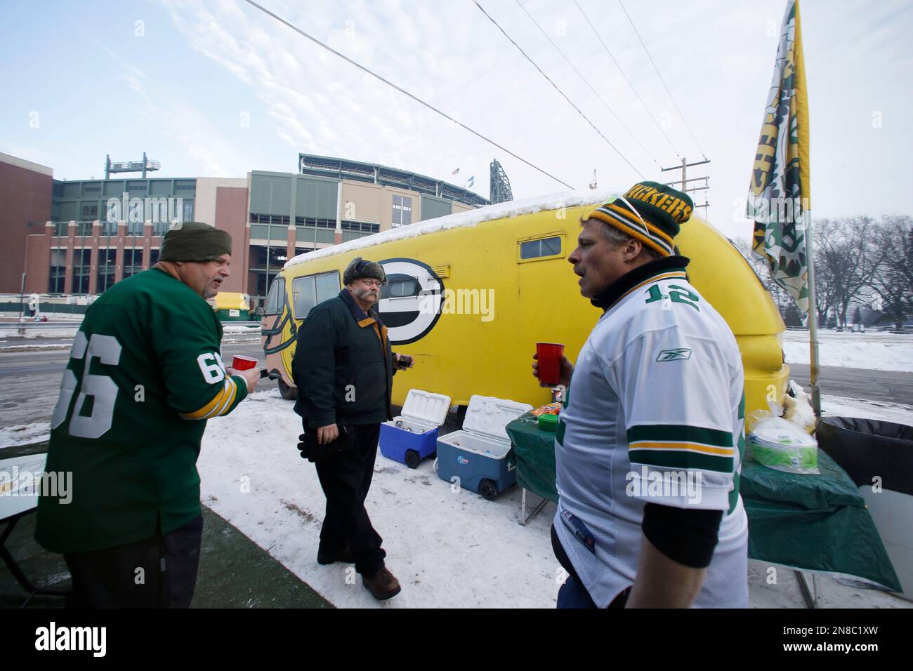 Green Bay Packers fans tailgate before an NFL wild card playoff ...