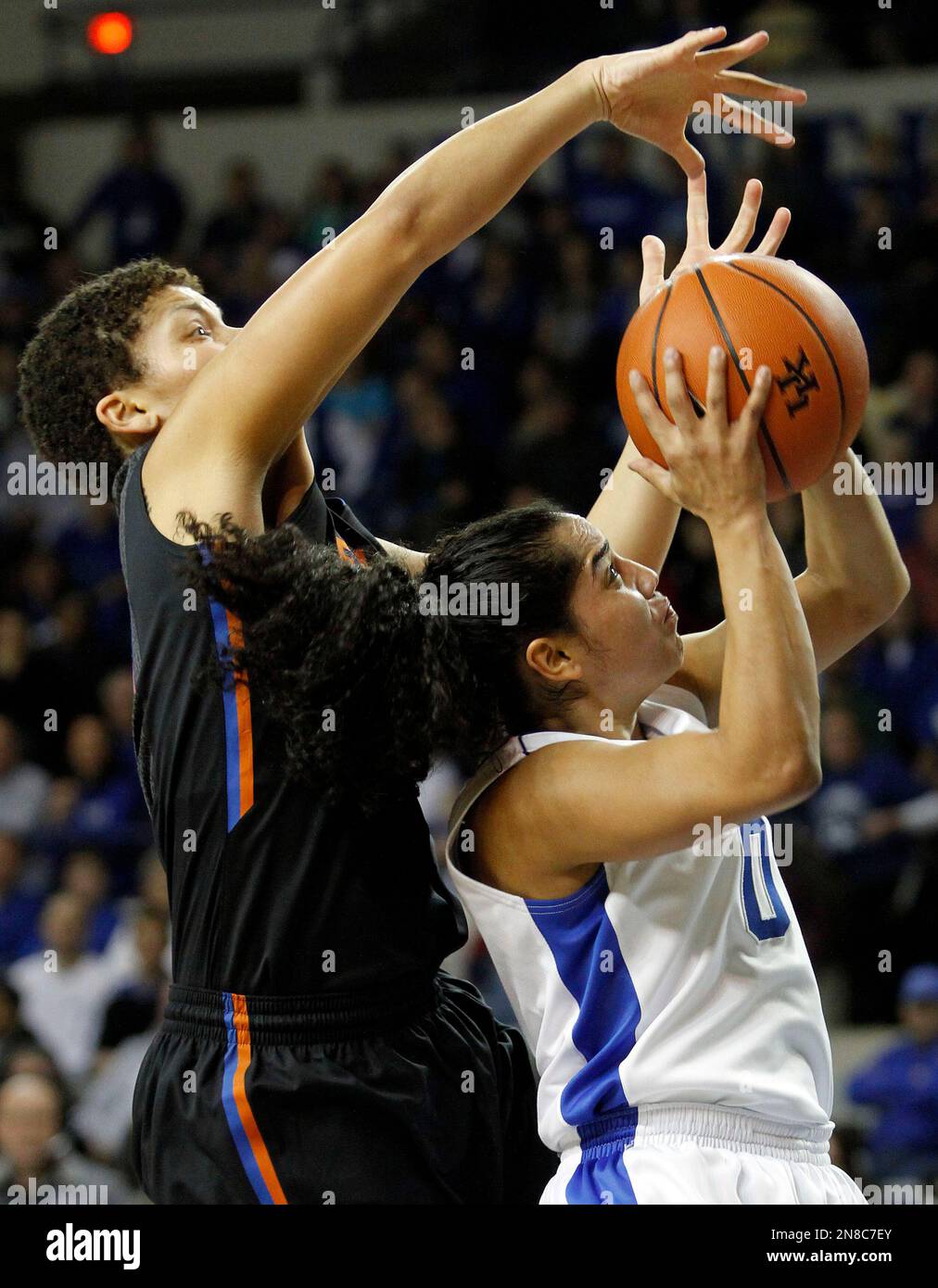 Kentucky's Jennifer O'Neill, right, shoots under pressure from Florida ...