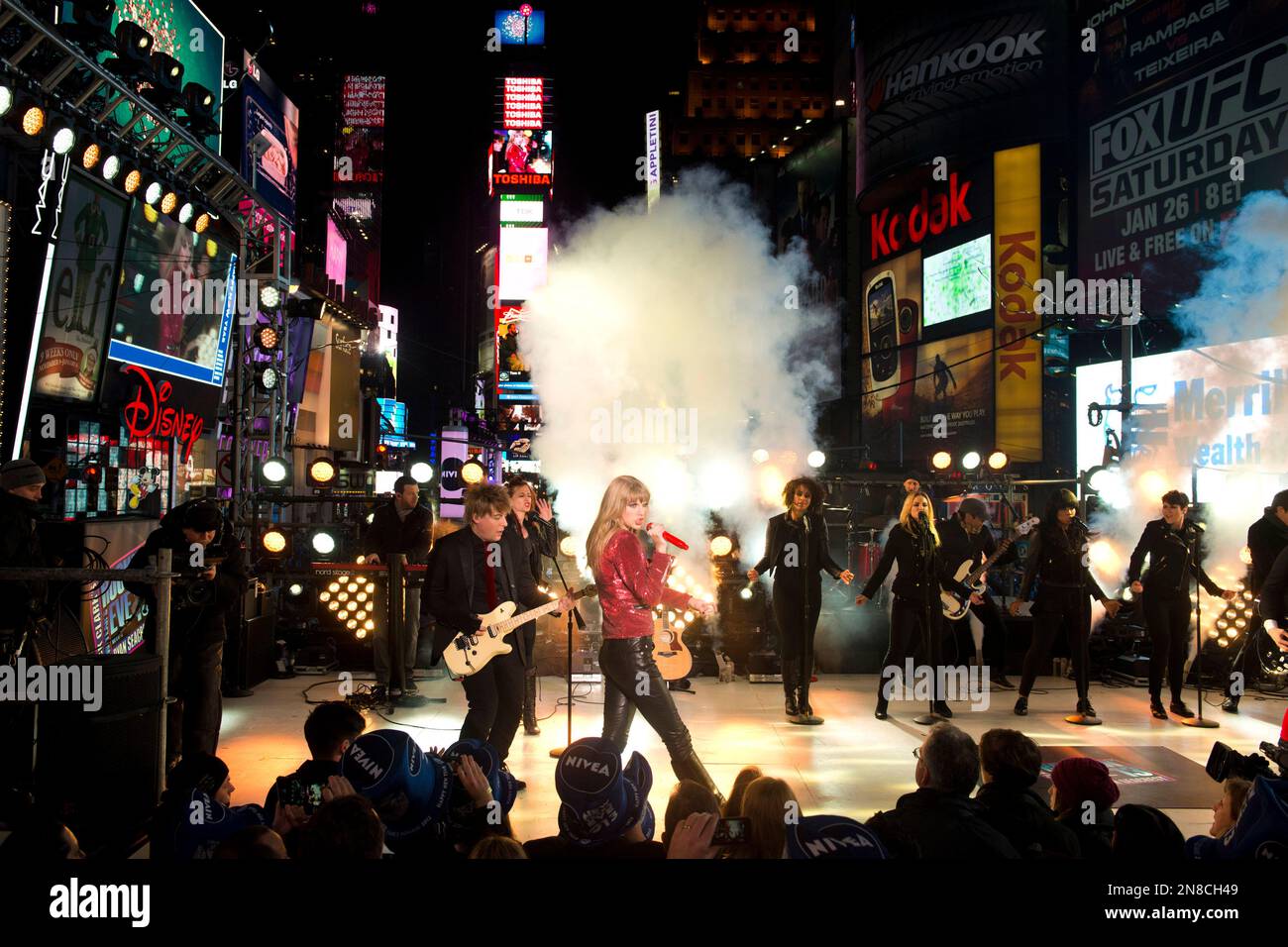 Taylor Swift performs in Times Square during New Year's Eve ...