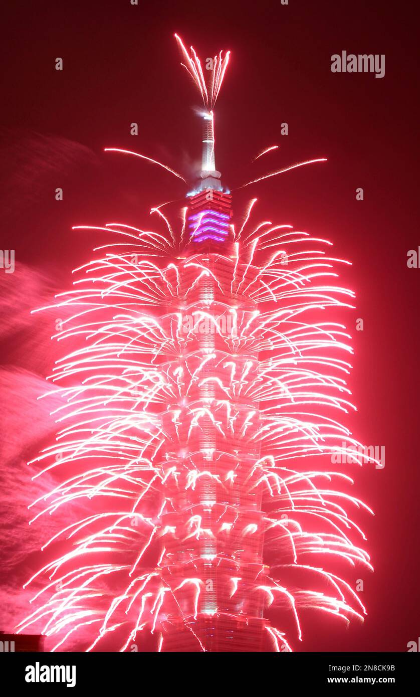 A firework display explodes off Taiwan's tallest skyscraper Taipei101 ...