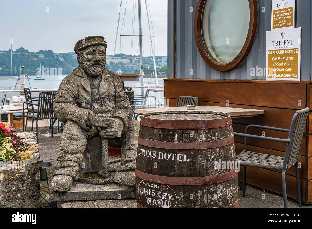 Stone statue of Old Mariner at Foredeck Bar, Trident Hotel in the town ...