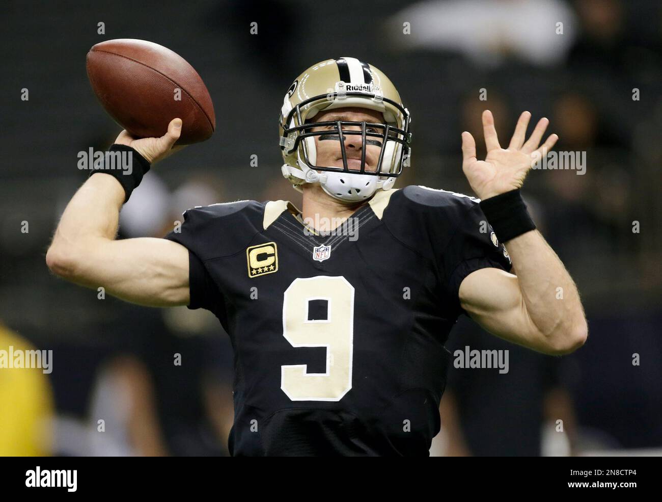 New Orleans Saints' Drew Brees throws before an NFL football game ...