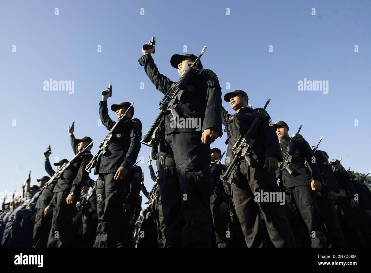 Philippine Police Special Weapons and Tactics (SWAT) team show their ...