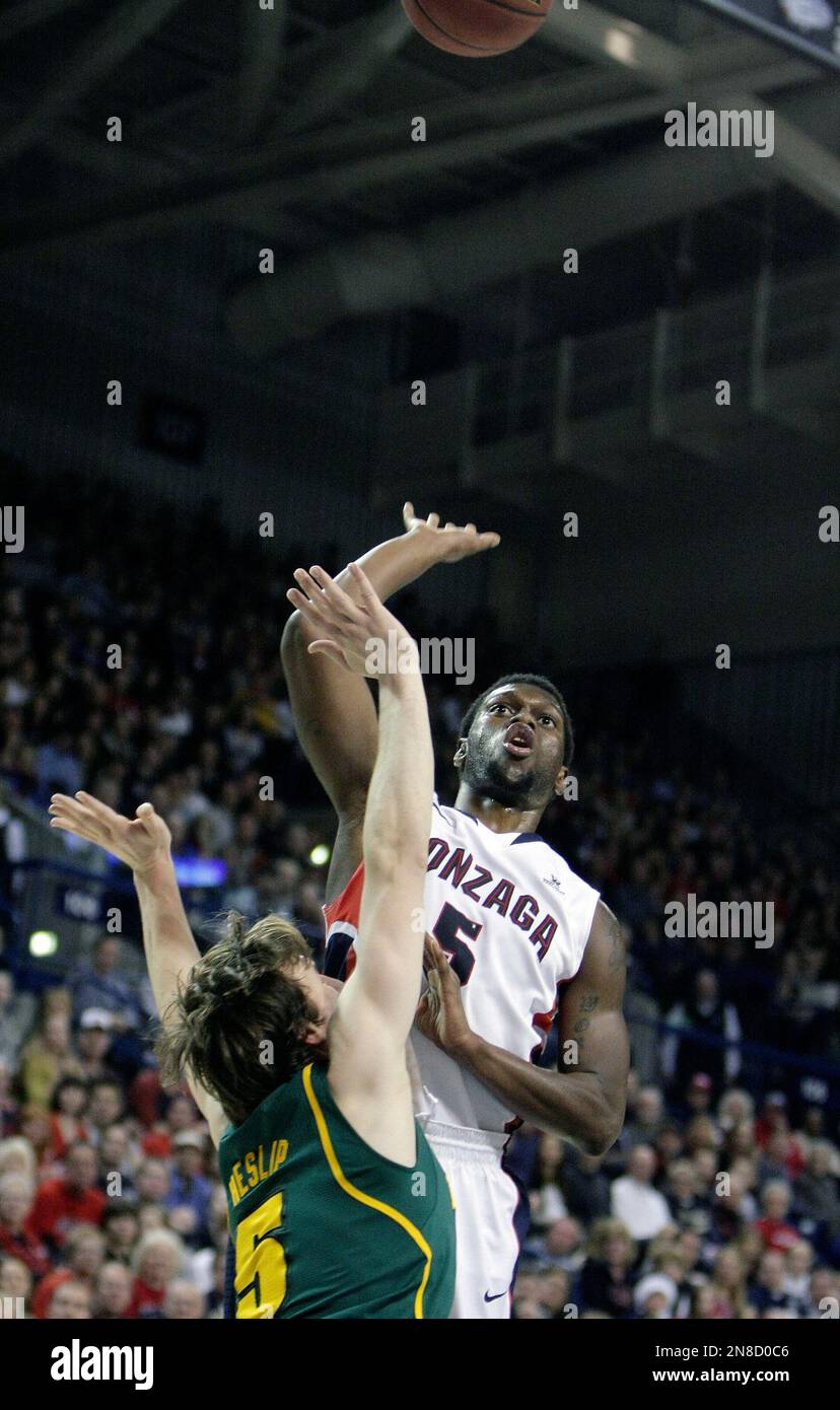 Gonzaga's Gary Bell, Jr., right, attempts a jump shot against Baylor's ...