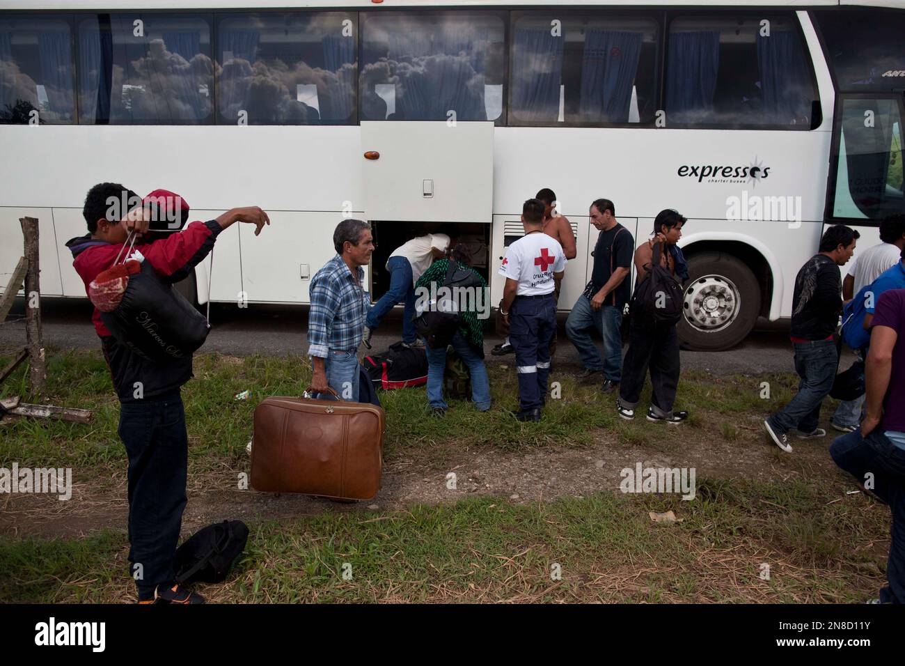 In this Aug. 15, 2012 photo, Honduran migrant Manuel Rosales, second ...