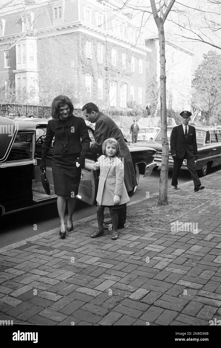 Jacqueline Kennedy and daughter Caroline arrive at their new home in ...