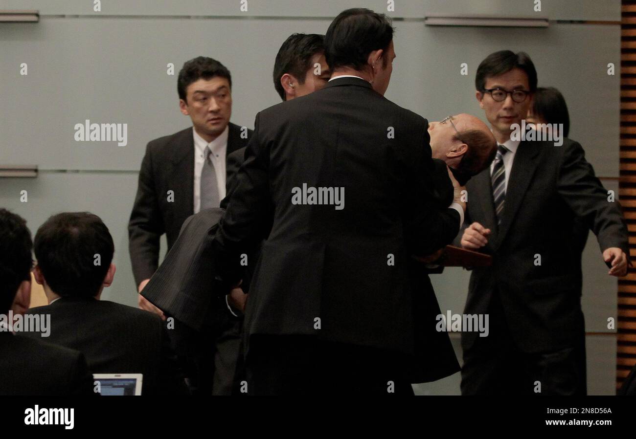 Deputy Cabinet Secretary Kazuhiro Sugita is carried away by officials ...