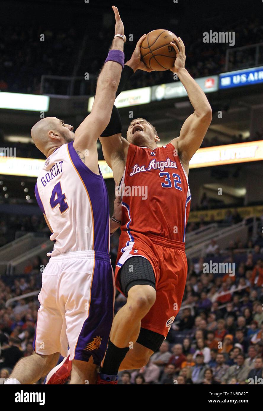 Los Angeles Clippers' Blake Griffin (32) drives to the basket past ...